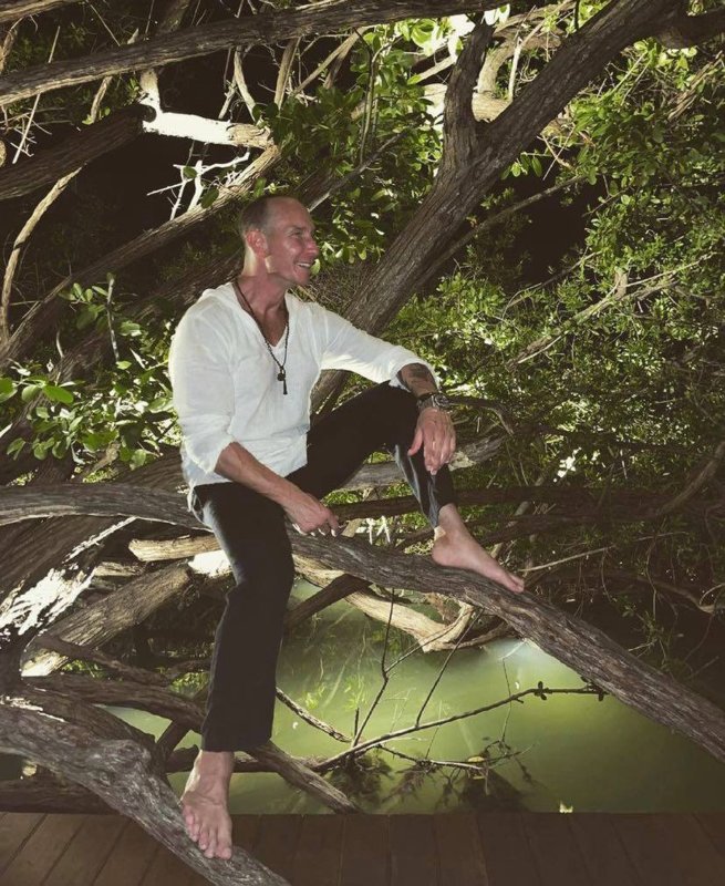 Erik Rubín es captado en fiesta con una influencer ¡sin Andrea ...