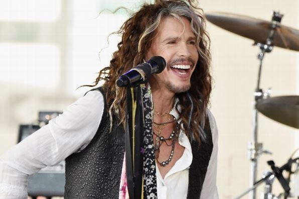 Steven Tyler luce un vestido blanco y escotado en una alfombra roja ...